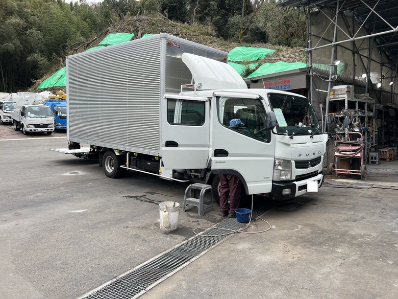 走行30万㎞超えのトラックの整備を承りました！H23三菱キャンター2.2t ダブルキャブ アルミバントラック エンジン整備 室内清掃など | スタッフBLOG | 大阪の再生中古トラック専門店 ...