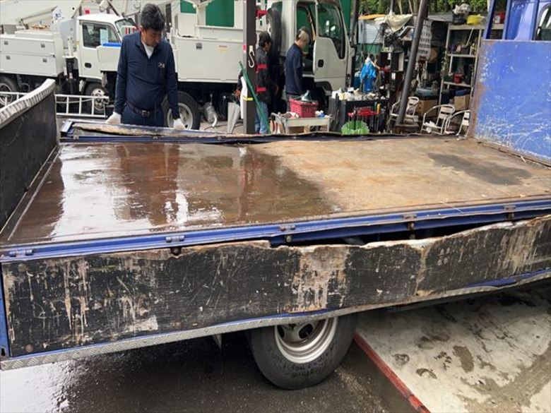 TRUCK123 ボロボロになったトラックの荷台を修理する！H26三菱キャンターの平ボディ荷台の修理 再生中古トラック販売 整備 塗装 買取販売 | 作業風景 | 今日のトラック123 ...